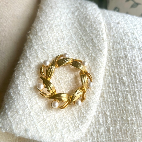 Napier | Jewelry | Vintage Napier Faux Pearl Wreath Brooch Goldtone ...